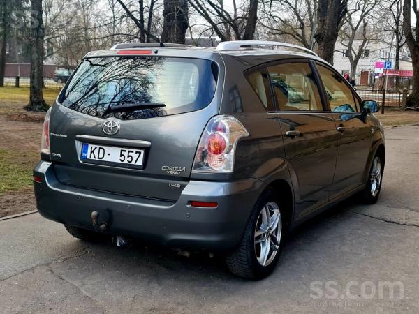 Pelēks Toyota Corolla Verso 2006 Rīga, ar dzinēja tilpumu 2.20 L un nobraukumu 354 tūkst. km par 1500 €, foto 3 vietnē AUTOMOTO.COM.LV