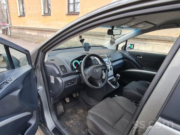 Pelēks Toyota Corolla Verso 2006 Rīga, ar dzinēja tilpumu 2.20 L un nobraukumu 354 tūkst. km par 1500 €, foto 4 vietnē AUTOMOTO.COM.LV