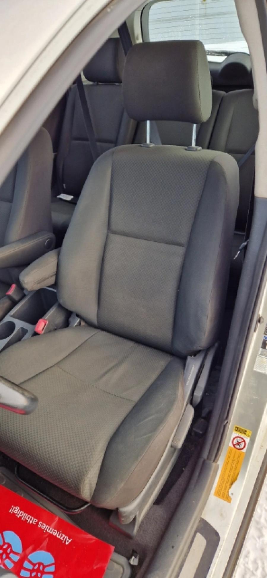 Pelēks Toyota Corolla Verso 2006 Rīga, ar dzinēja tilpumu 2.20 L un nobraukumu 262 tūkst. km par 3299 €, foto 41 vietnē AUTOMOTO.COM.LV
