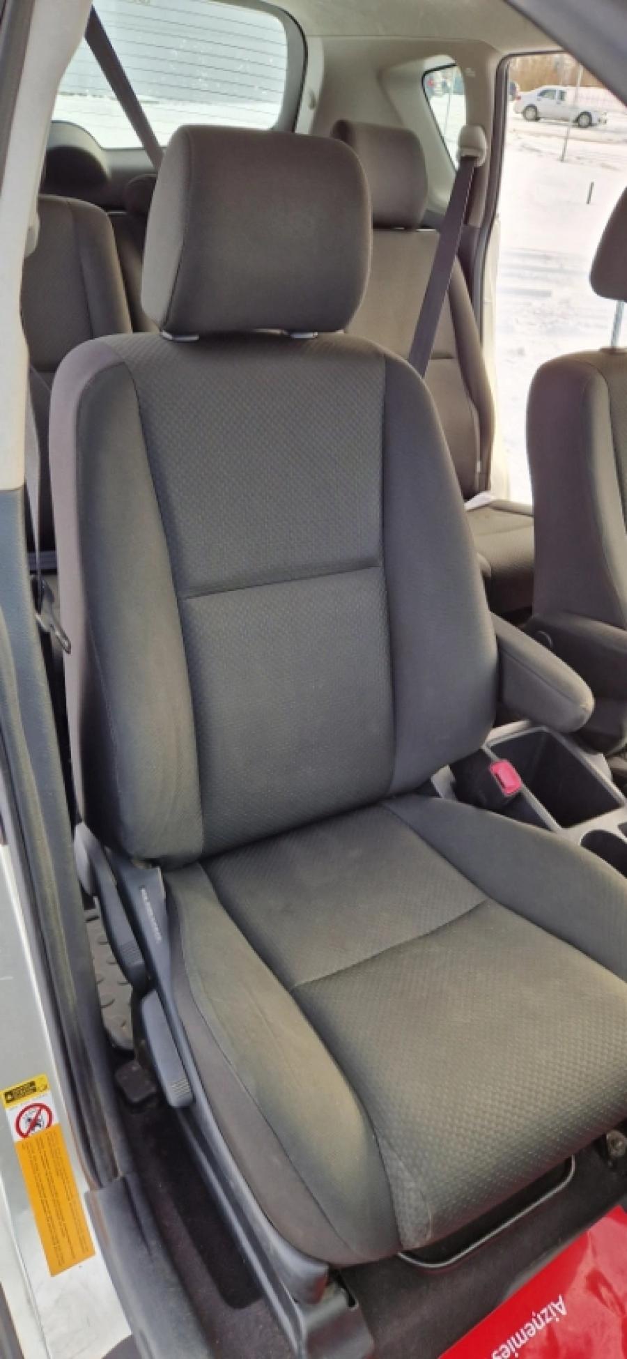 Pelēks Toyota Corolla Verso 2006 Rīga, ar dzinēja tilpumu 2.20 L un nobraukumu 262 tūkst. km par 3299 €, foto 47 vietnē AUTOMOTO.COM.LV