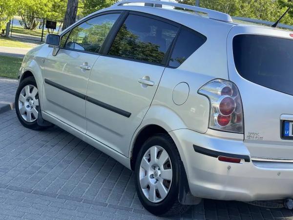 Grey Toyota Corolla Verso 2006 in Jurmala, with an engine capacity of 2.20 L and mileage of 299 thousand km for 2350 €, photo 10 on AUTOMOTO.COM.LV