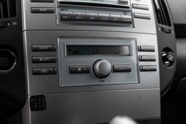 Pelēks Toyota Corolla Verso 2006 Rīga, ar dzinēja tilpumu 2.20 L un nobraukumu 317 tūkst. km par 2650 €, foto 2 vietnē AUTOMOTO.COM.LV