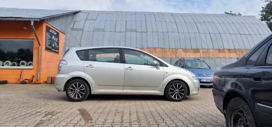Pelēks Toyota Corolla Verso 2006 Valmiera, ar dzinēja tilpumu 2.20 L un nobraukumu 383 tūkst. km par 2350 €, foto 3 vietnē AUTOMOTO.COM.LV