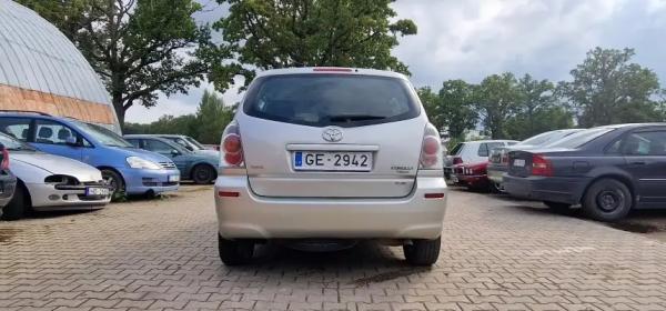 Pelēks Toyota Corolla Verso 2006 Valmiera, ar dzinēja tilpumu 2.20 L un nobraukumu 383 tūkst. km par 2350 €, foto 4 vietnē AUTOMOTO.COM.LV