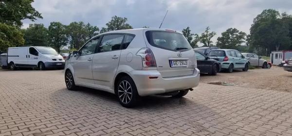 Pelēks Toyota Corolla Verso 2006 Valmiera, ar dzinēja tilpumu 2.20 L un nobraukumu 383 tūkst. km par 2350 €, foto 5 vietnē AUTOMOTO.COM.LV