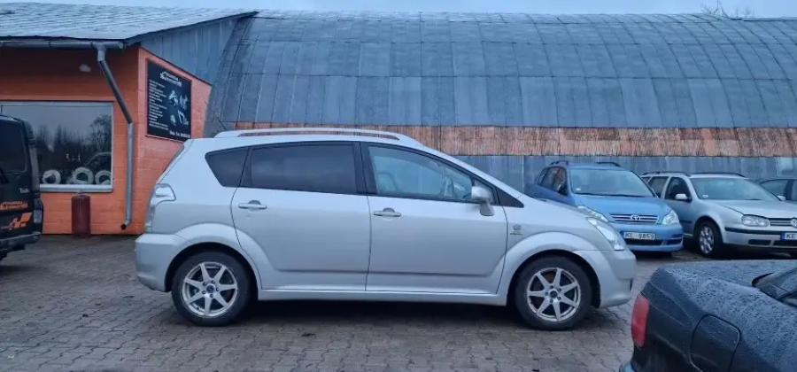 Grey Toyota Corolla Verso 2006 in Valmiera, with an engine capacity of 2.20 L and mileage of 316 thousand km for 2400 €, photo 3 on AUTOMOTO.COM.LV