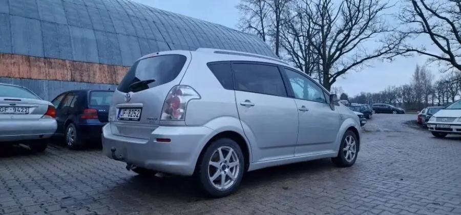 Grey Toyota Corolla Verso 2006 in Valmiera, with an engine capacity of 2.20 L and mileage of 316 thousand km for 2400 €, photo 4 on AUTOMOTO.COM.LV