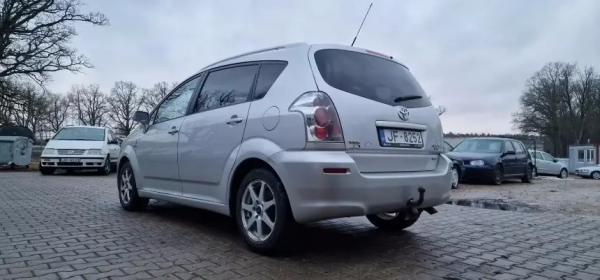 Grey Toyota Corolla Verso 2006 in Valmiera, with an engine capacity of 2.20 L and mileage of 316 thousand km for 2400 €, photo 5 on AUTOMOTO.COM.LV