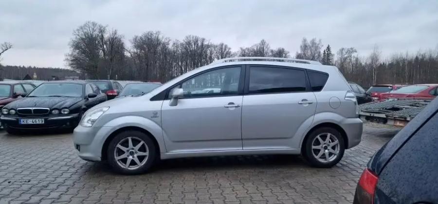 Grey Toyota Corolla Verso 2006 in Valmiera, with an engine capacity of 2.20 L and mileage of 316 thousand km for 2400 €, photo 7 on AUTOMOTO.COM.LV