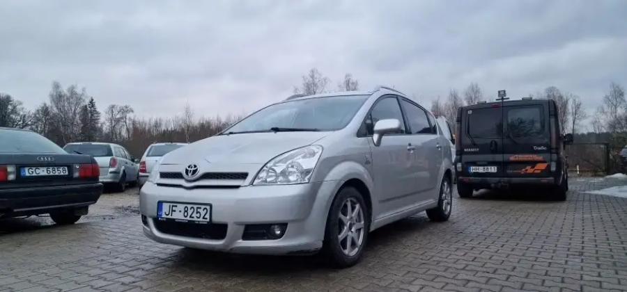 Grey Toyota Corolla Verso 2006 in Valmiera, with an engine capacity of 2.20 L and mileage of 316 thousand km for 2400 €, photo 8 on AUTOMOTO.COM.LV