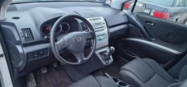Grey Toyota Corolla Verso 2006 in Valmiera, with an engine capacity of 2.20 L and mileage of 316 thousand km for 2400 €, photo 10 on AUTOMOTO.COM.LV