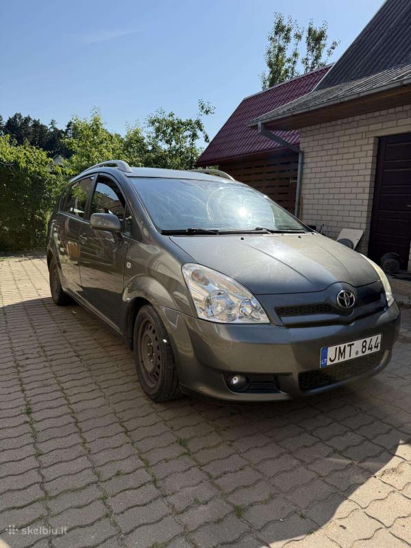 Grey Toyota Corolla Verso 2006 in Ukmerge, with an engine capacity of 2.20 L and mileage of 353 thousand km for 1550 €, photo 1 on AUTOMOTO.COM.LV