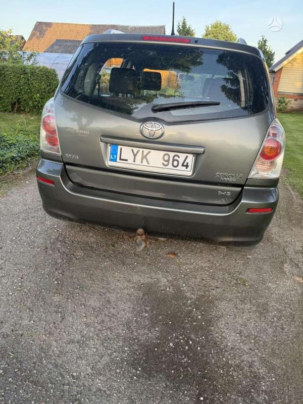 Grey Toyota Corolla Verso 2006 in Joniskis, with an engine capacity of 2.23 L and mileage of 259 thousand km for 1450 €, photo 5 on AUTOMOTO.COM.LV