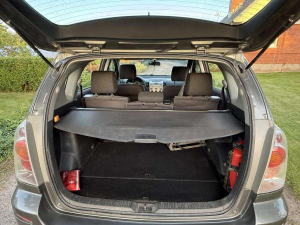 Grey Toyota Corolla Verso 2006 in Joniskis, with an engine capacity of 2.23 L and mileage of 259 thousand km for 1450 €, photo 7 on AUTOMOTO.COM.LV