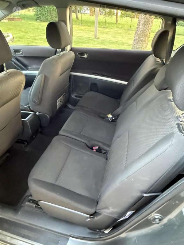 Grey Toyota Corolla Verso 2006 in Joniskis, with an engine capacity of 2.23 L and mileage of 259 thousand km for 1450 €, photo 8 on AUTOMOTO.COM.LV