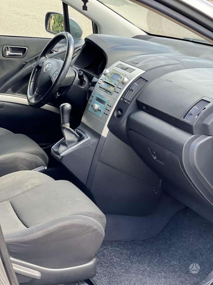 Pelēks Toyota Corolla Verso 2006 Radviliškis, ar dzinēja tilpumu 2.23 L un nobraukumu 376 tūkst. km par 2150 €, foto 16 vietnē AUTOMOTO.COM.LV