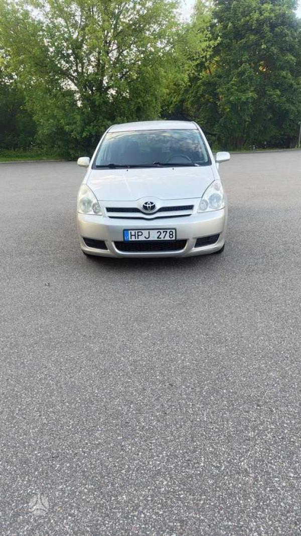 Grey Toyota Corolla Verso 2006 in Vilnius, with an engine capacity of 2.23 L and mileage of 229 thousand km for 2500 €, photo 1 on AUTOMOTO.COM.LV