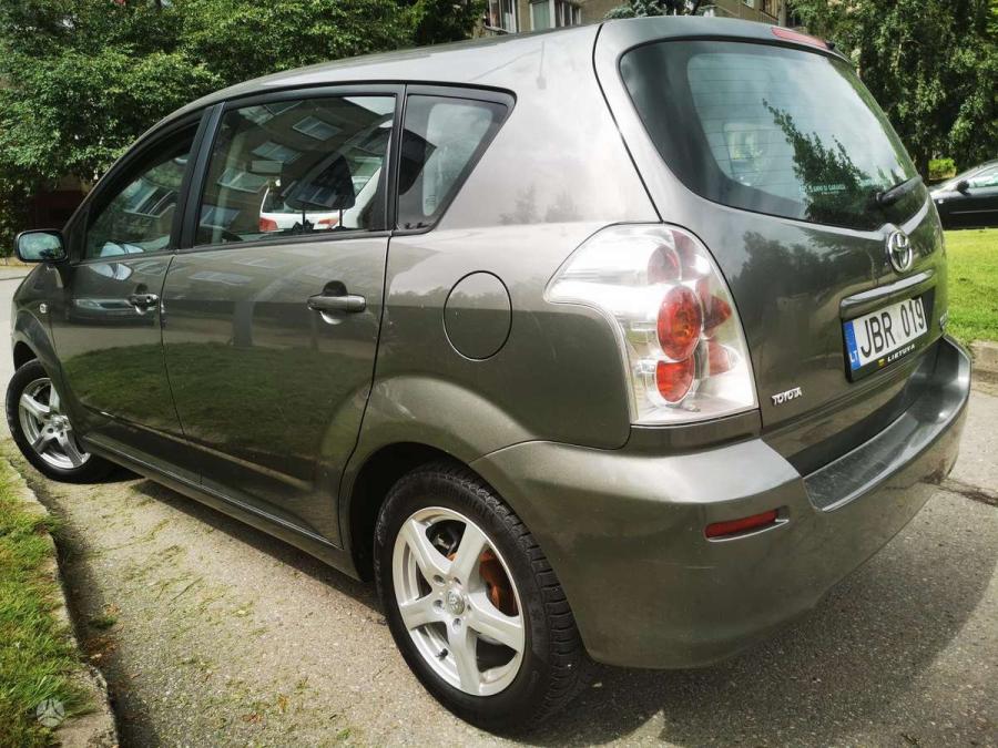 Pelēks Toyota Corolla Verso 2006 Viļņa, ar dzinēja tilpumu 1.80 L un nobraukumu 125 tūkst. km par 3550 €, foto 3 vietnē AUTOMOTO.COM.LV
