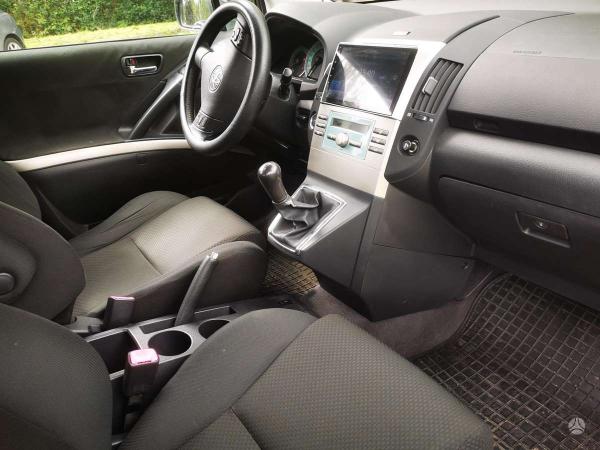 Pelēks Toyota Corolla Verso 2006 Viļņa, ar dzinēja tilpumu 1.80 L un nobraukumu 125 tūkst. km par 3550 €, foto 6 vietnē AUTOMOTO.COM.LV