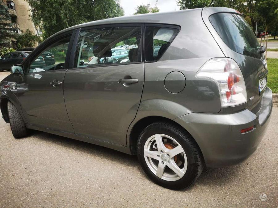 Pelēks Toyota Corolla Verso 2006 Viļņa, ar dzinēja tilpumu 1.80 L un nobraukumu 125 tūkst. km par 3550 €, foto 29 vietnē AUTOMOTO.COM.LV
