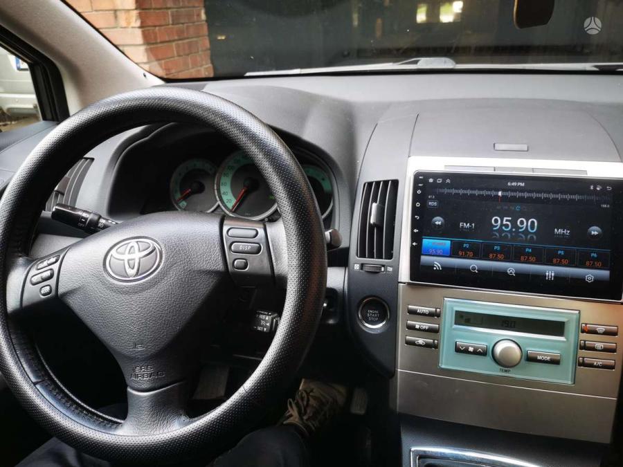 Pelēks Toyota Corolla Verso 2006 Viļņa, ar dzinēja tilpumu 1.80 L un nobraukumu 125 tūkst. km par 3550 €, foto 31 vietnē AUTOMOTO.COM.LV