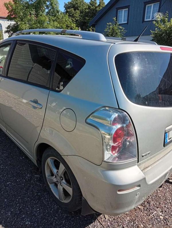 Pelēks Toyota Corolla Verso 2006 Klaipėda, ar dzinēja tilpumu 2.23 L un nobraukumu 318 tūkst. km par 1700 €, foto 3 vietnē AUTOMOTO.COM.LV