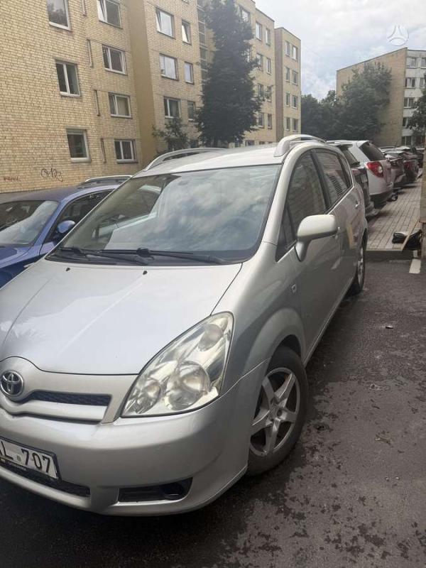 Pelēks Toyota Corolla Verso 2006 Viļņa, ar dzinēja tilpumu 2.23 L un nobraukumu 245 tūkst. km par 2300 €, foto 1 vietnē AUTOMOTO.COM.LV