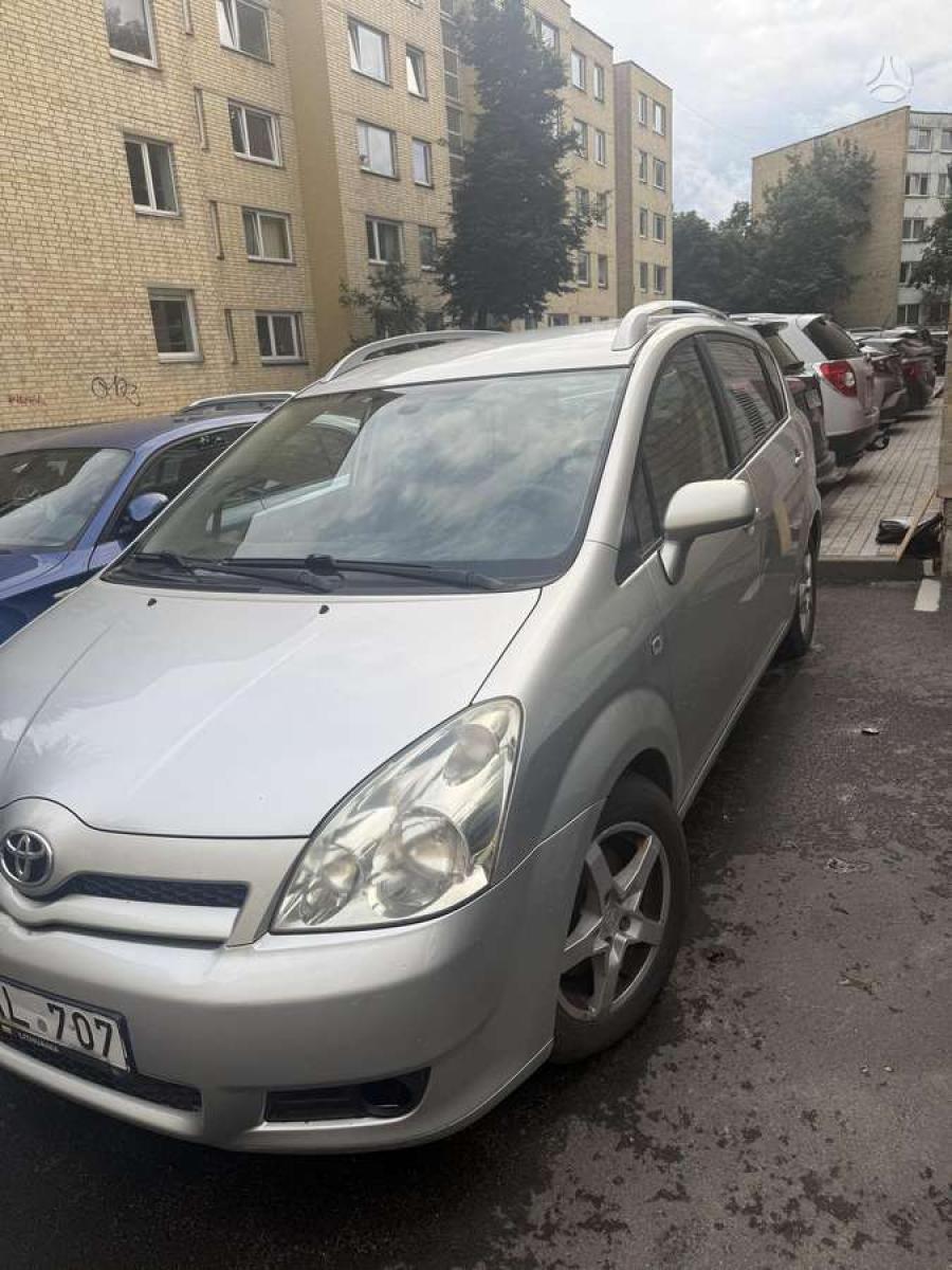 Grey Toyota Corolla Verso 2006 in Vilnius, with an engine capacity of 2.23 L and mileage of 245 thousand km for 2300 €, photo 1 on AUTOMOTO.COM.LV