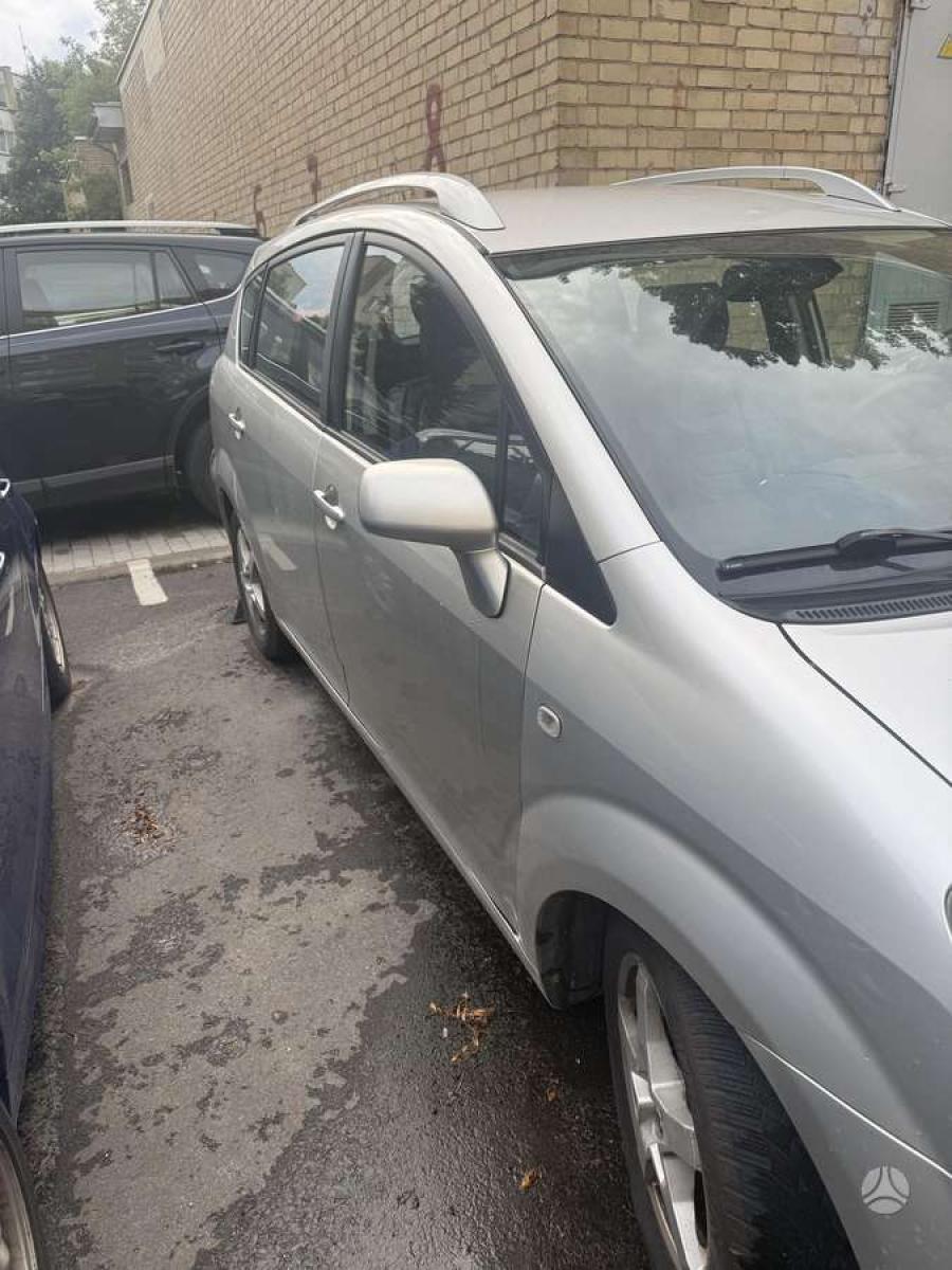 Grey Toyota Corolla Verso 2006 in Vilnius, with an engine capacity of 2.23 L and mileage of 245 thousand km for 2300 €, photo 4 on AUTOMOTO.COM.LV