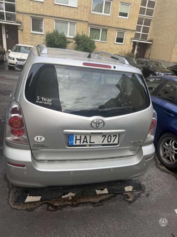 Pelēks Toyota Corolla Verso 2006 Viļņa, ar dzinēja tilpumu 2.23 L un nobraukumu 245 tūkst. km par 2300 €, foto 4 vietnē AUTOMOTO.COM.LV