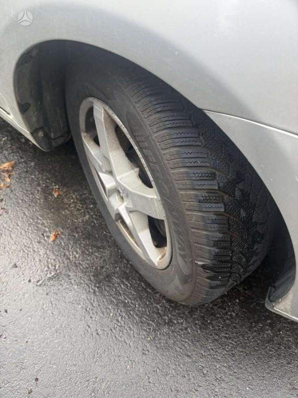 Pelēks Toyota Corolla Verso 2006 Viļņa, ar dzinēja tilpumu 2.23 L un nobraukumu 245 tūkst. km par 2300 €, foto 5 vietnē AUTOMOTO.COM.LV