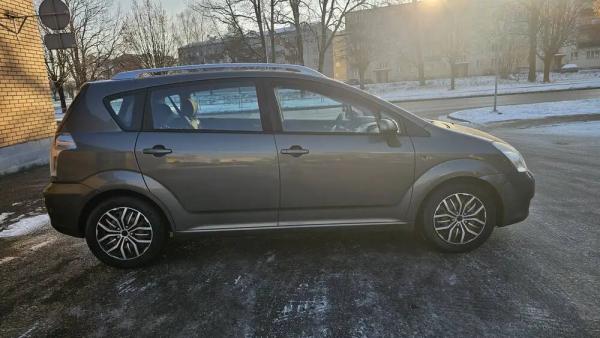 Pelēks Toyota Corolla Verso 2006 Rīga, ar dzinēja tilpumu 2.00 L un nobraukumu 442 tūkst. km par 1550 €, foto 4 vietnē AUTOMOTO.COM.LV