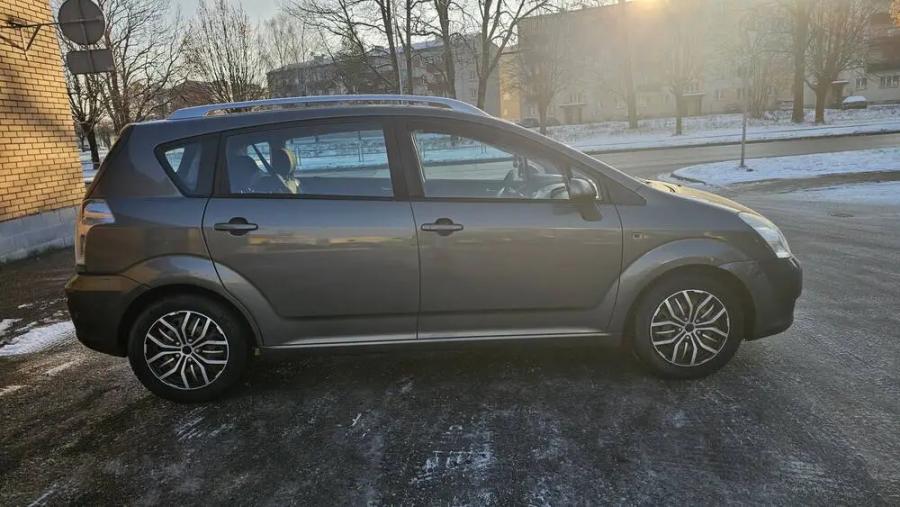 Grey Toyota Corolla Verso 2006 in Riga, with an engine capacity of 2.00 L and mileage of 442 thousand km for 1550 €, photo 5 on AUTOMOTO.COM.LV