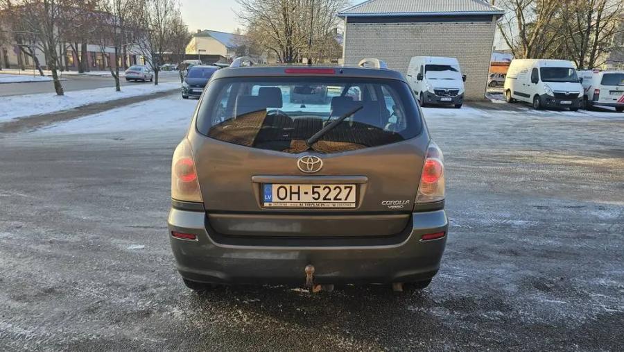 Grey Toyota Corolla Verso 2006 in Riga, with an engine capacity of 2.00 L and mileage of 442 thousand km for 1550 €, photo 7 on AUTOMOTO.COM.LV