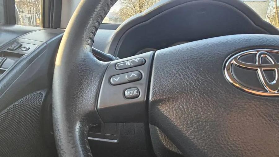 Grey Toyota Corolla Verso 2006 in Riga, with an engine capacity of 2.00 L and mileage of 442 thousand km for 1550 €, photo 14 on AUTOMOTO.COM.LV