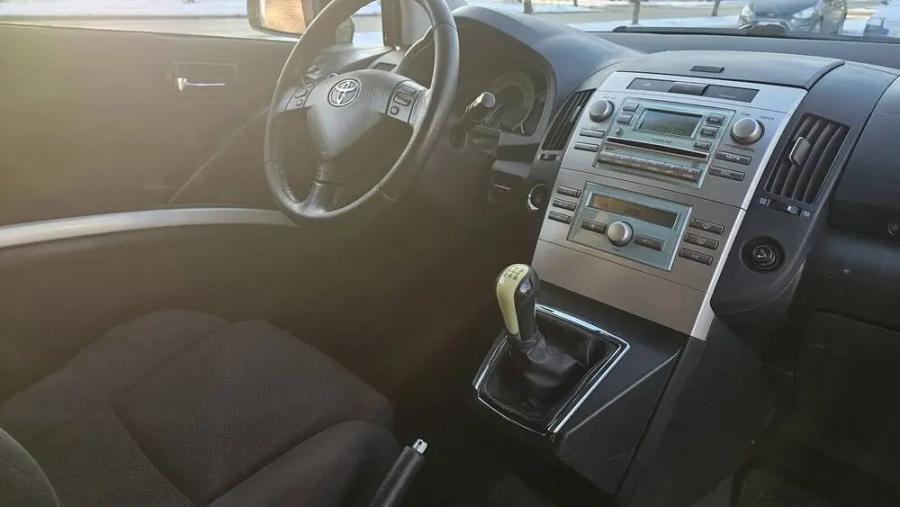 Grey Toyota Corolla Verso 2006 in Riga, with an engine capacity of 2.00 L and mileage of 442 thousand km for 1550 €, photo 17 on AUTOMOTO.COM.LV