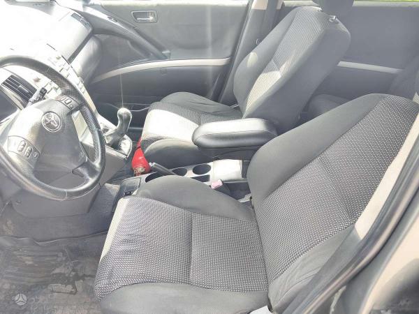 Pelēks Toyota Corolla Verso 2006 Panevēža, ar dzinēja tilpumu 2.23 L un nobraukumu 340 tūkst. km par 1600 €, foto 9 vietnē AUTOMOTO.COM.LV