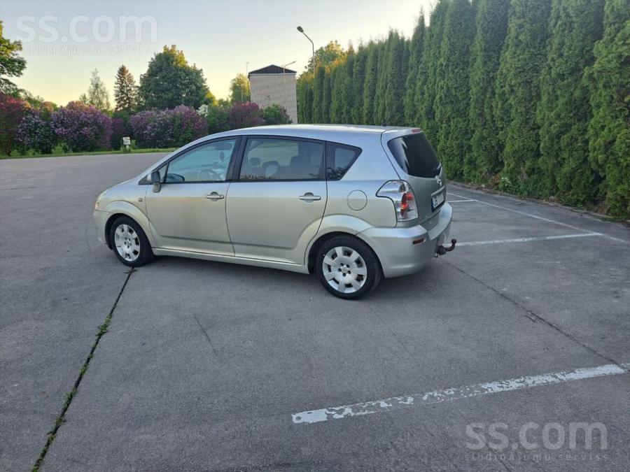 Pelēks Toyota Corolla Verso 2006 Dobele, ar dzinēja tilpumu 2.20 L un nobraukumu 292 tūkst. km par 1200 €, foto 1 vietnē AUTOMOTO.COM.LV