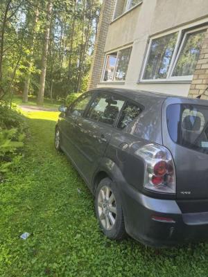 Pelēks Toyota Corolla Verso 2006 Viļņa, ar dzinēja tilpumu 2.23 L un nobraukumu 275 tūkst. km par 800 €, foto  vietnē AUTOMOTO.COM.LV