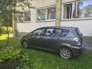 Pelēks Toyota Corolla Verso 2006 Viļņa, ar dzinēja tilpumu 2.23 L un nobraukumu 275 tūkst. km par 800 €, foto 3 vietnē AUTOMOTO.COM.LV