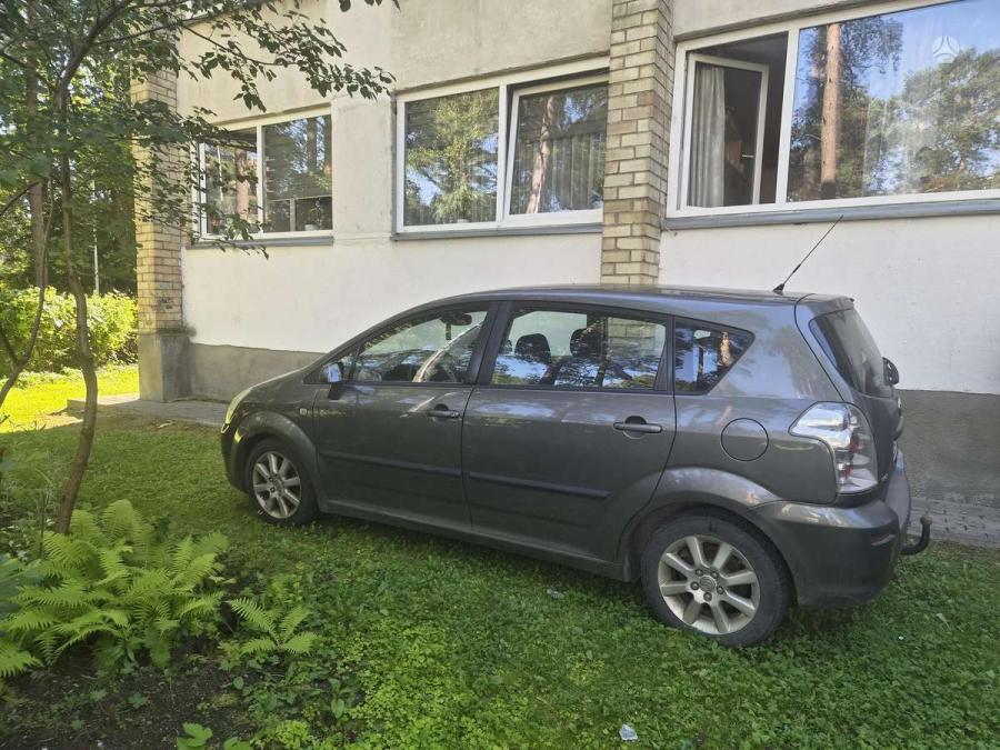Pelēks Toyota Corolla Verso 2006 Viļņa, ar dzinēja tilpumu 2.23 L un nobraukumu 275 tūkst. km par 800 €, foto 3 vietnē AUTOMOTO.COM.LV