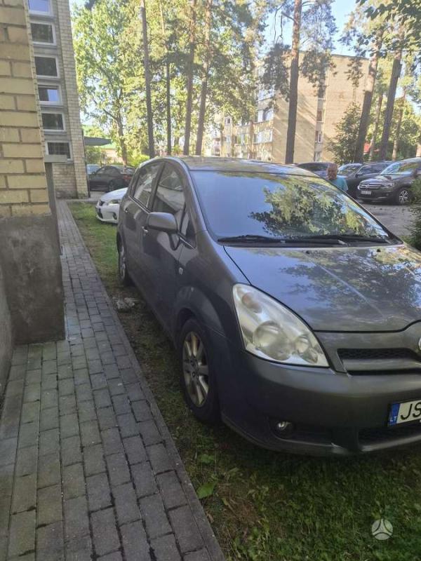Pelēks Toyota Corolla Verso 2006 Viļņa, ar dzinēja tilpumu 2.23 L un nobraukumu 275 tūkst. km par 800 €, foto 5 vietnē AUTOMOTO.COM.LV