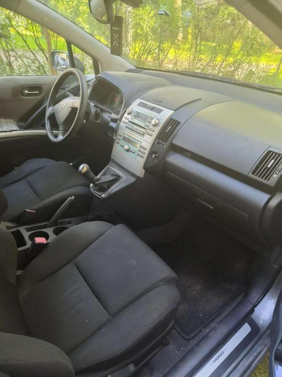 Pelēks Toyota Corolla Verso 2006 Viļņa, ar dzinēja tilpumu 2.23 L un nobraukumu 275 tūkst. km par 800 €, foto 8 vietnē AUTOMOTO.COM.LV