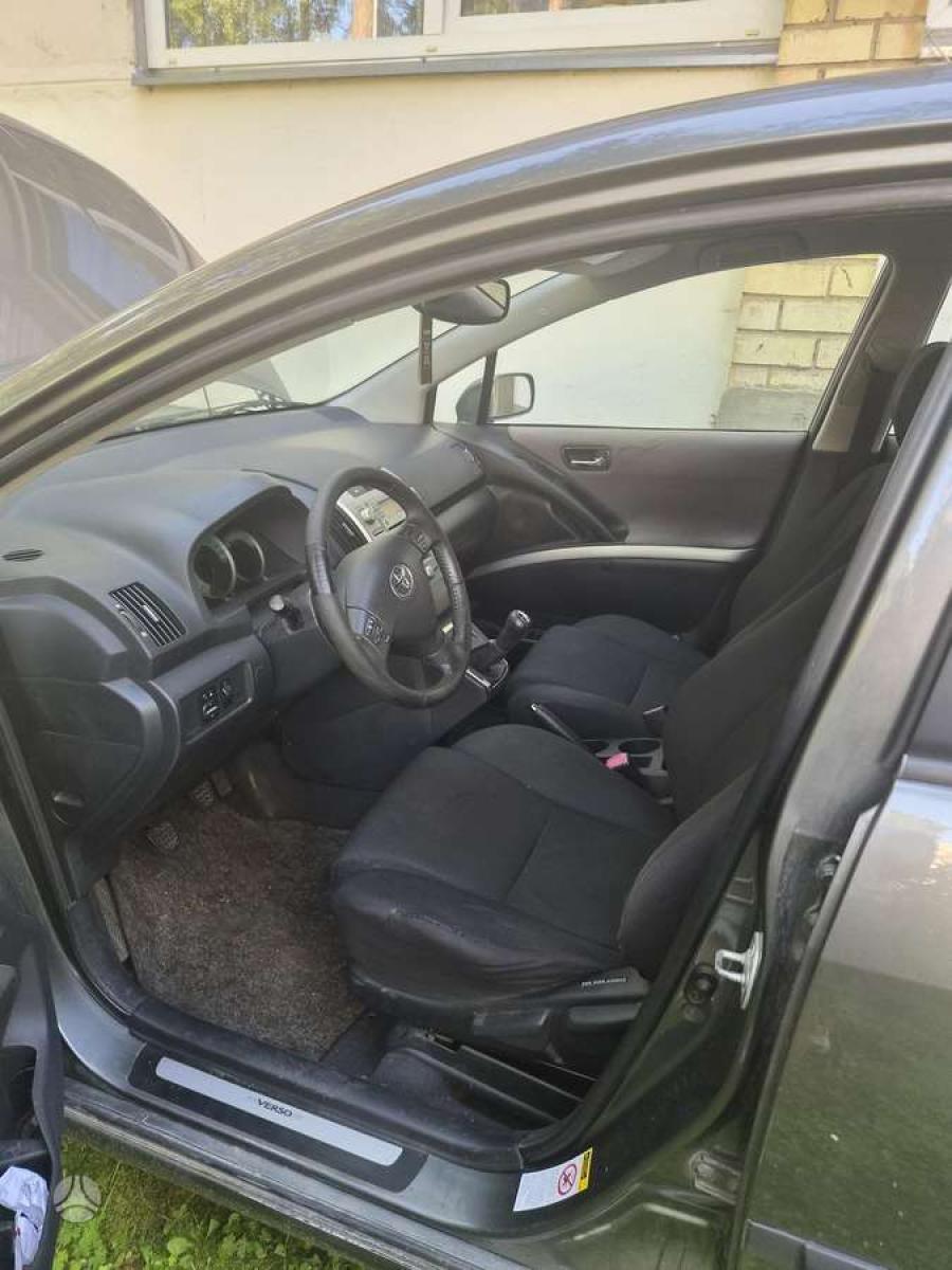 Pelēks Toyota Corolla Verso 2006 Viļņa, ar dzinēja tilpumu 2.23 L un nobraukumu 275 tūkst. km par 800 €, foto 9 vietnē AUTOMOTO.COM.LV