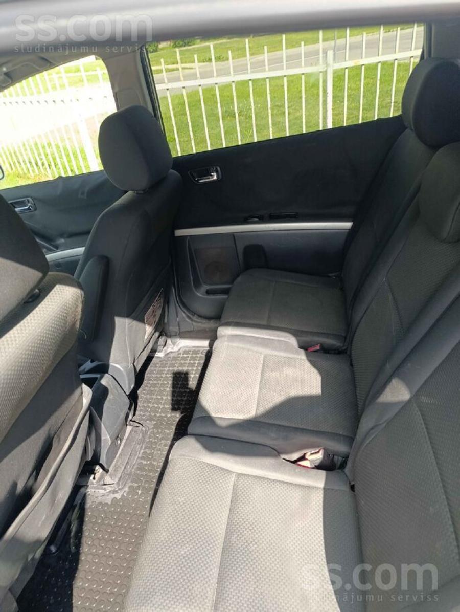 Grey Toyota Corolla Verso 2006 in Daugavpils, with an engine capacity of 2.20 L and mileage of 374 thousand km for 1550 €, photo 9 on AUTOMOTO.COM.LV