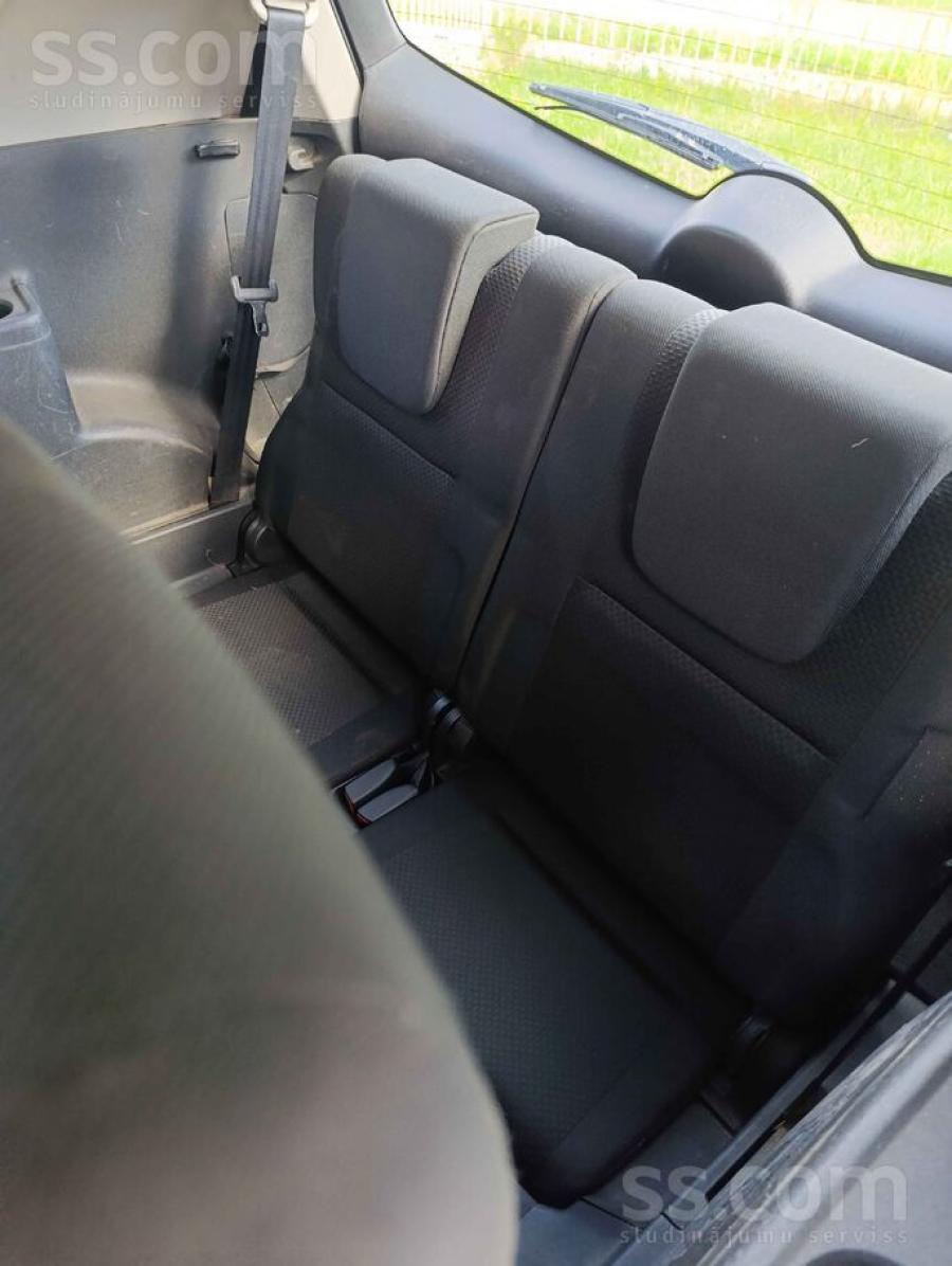 Grey Toyota Corolla Verso 2006 in Daugavpils, with an engine capacity of 2.20 L and mileage of 374 thousand km for 1550 €, photo 11 on AUTOMOTO.COM.LV