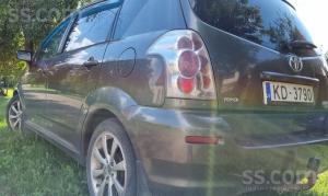 Pelēks Toyota Corolla Verso 2006 Daugavpils, ar dzinēja tilpumu 2.20 L un nobraukumu 400 tūkst. km par 600 €, foto  vietnē AUTOMOTO.COM.LV