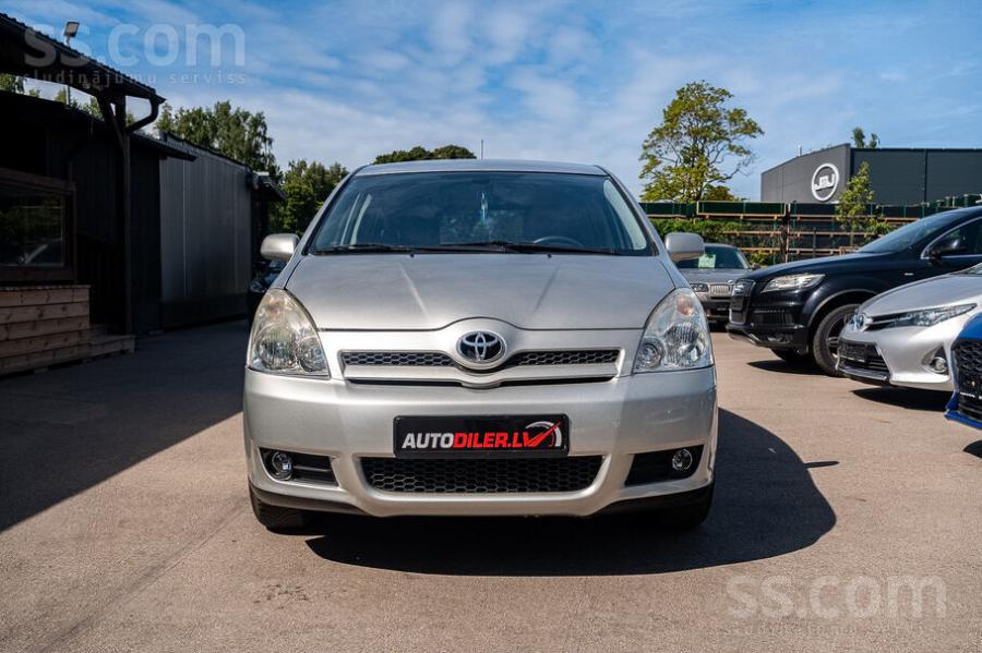 Grey Toyota Corolla Verso 2006 in Riga, with an engine capacity of 1.80 L and mileage of 0 thousand km for 2390 €, photo 3 on AUTOMOTO.COM.LV
