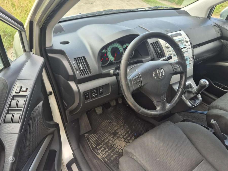 Pelēks Toyota Corolla Verso 2006 Klaipėda, ar dzinēja tilpumu 1.79 L un nobraukumu 295 tūkst. km par 1950 €, foto 11 vietnē AUTOMOTO.COM.LV
