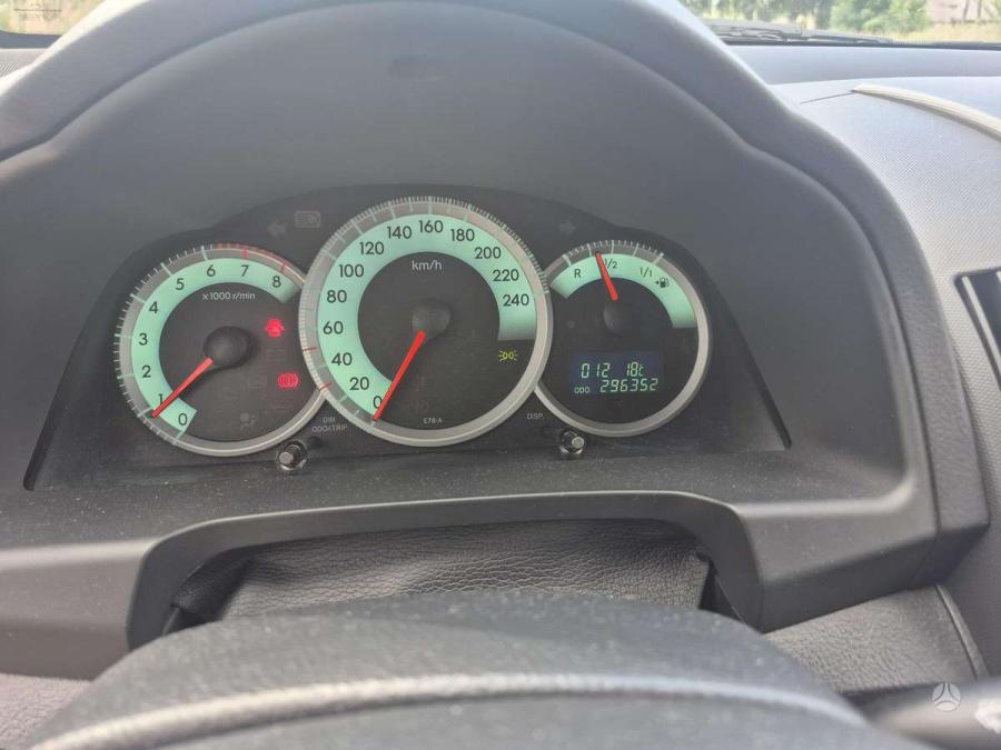 Pelēks Toyota Corolla Verso 2006 Klaipėda, ar dzinēja tilpumu 1.79 L un nobraukumu 295 tūkst. km par 1950 €, foto 12 vietnē AUTOMOTO.COM.LV